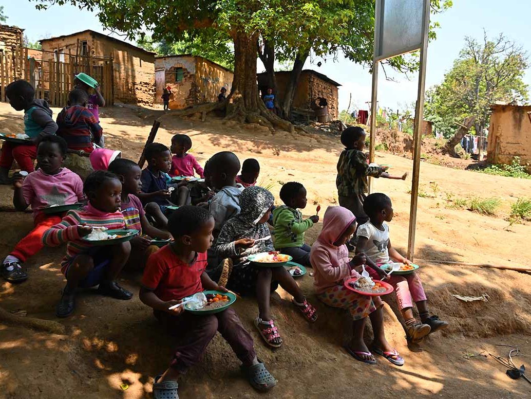 Food distribution in Macamabeni Creche – Transjardins – Transgardens